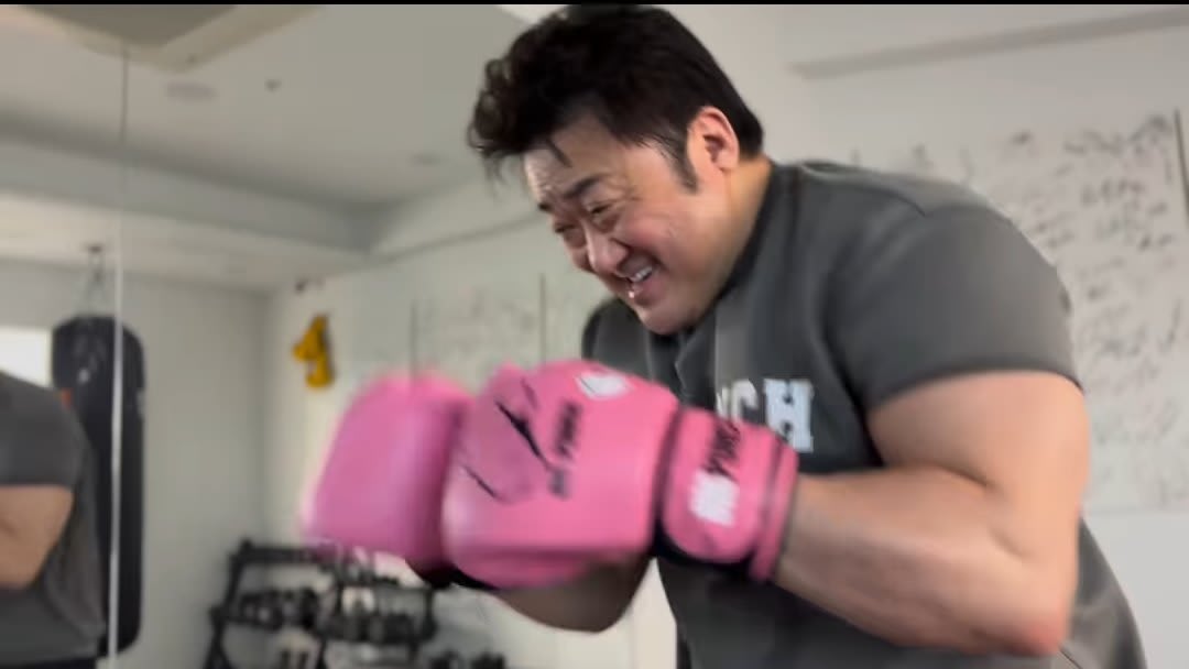 Korean Macho Man Don Lee Turns 54 With Princess-Themed Bash - 8days