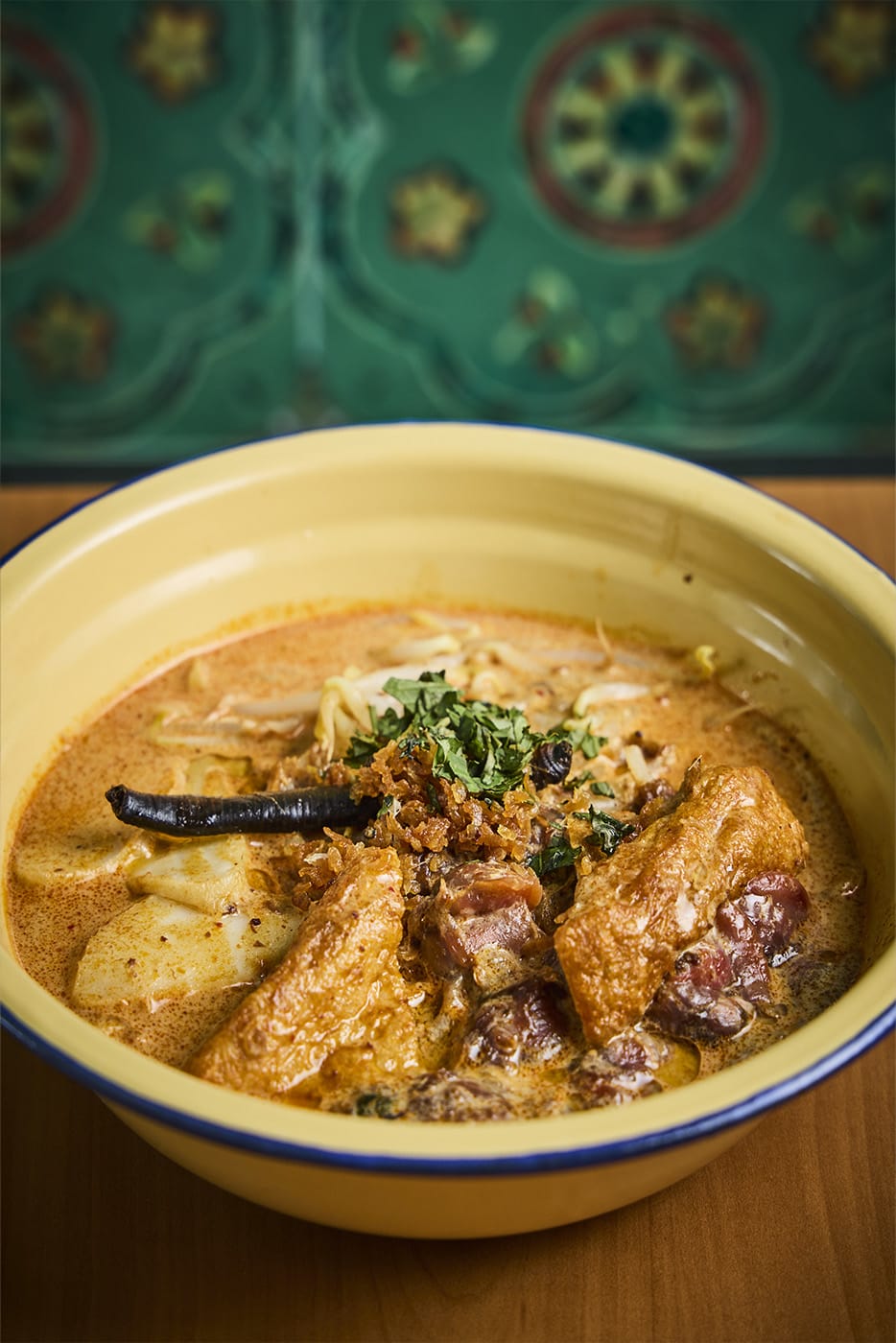 Sim Lim Eatery Sells Laksa Cooked With Earthworms, Boss Claims It ...