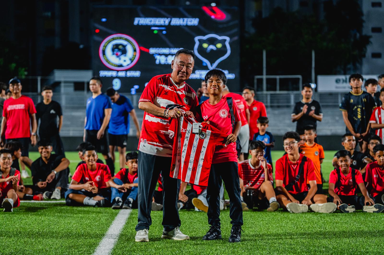 足球凝聚人心！丹戎巴葛联队300人欢聚裕廊东体育场 - 8world