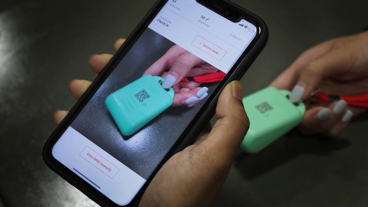 Mesin token TraceTogether disediakan di lebih 40 pusat beli-belah ...