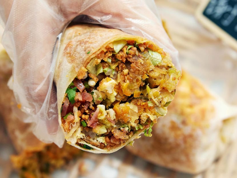 Hairdresser Turned Hawker Sells Yummy Burrito-Style Popiah At Telok ...