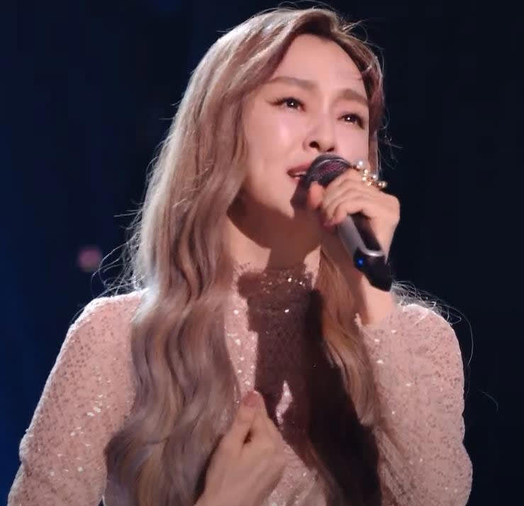 Christine Fan Breaks Down In Tears After Off-Key Performance On Chinese ...