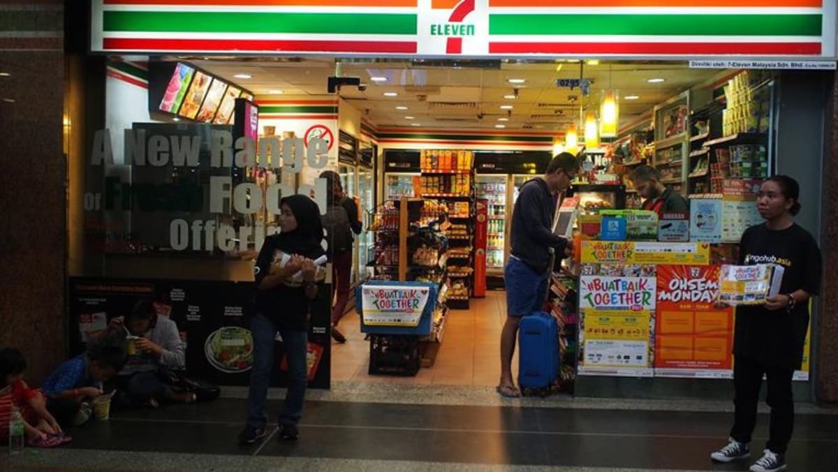 Sultan Johor kini miliki lebih 15 % pegangan 7-Eleven M'sia - BERITA Mediacorp