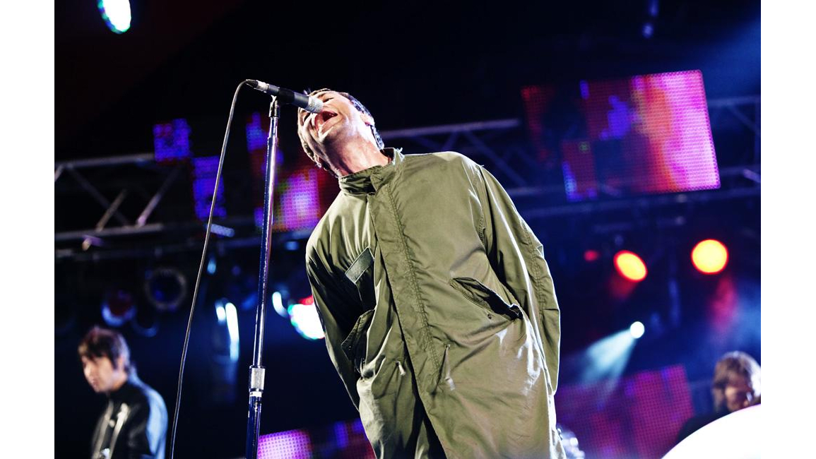 Liam Gallagher pauses Benicassim set due to 'stinky fish' - 8days
