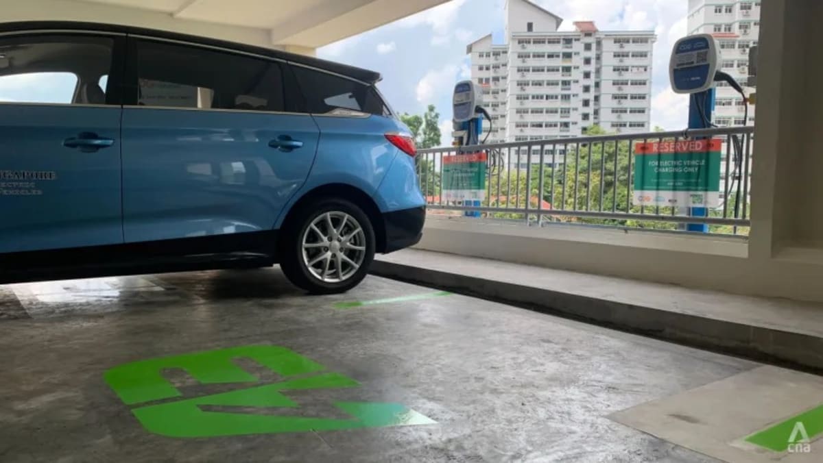 12,000 tempat cas EV akan dipasang di tempat letak kereta HDB jelang ...