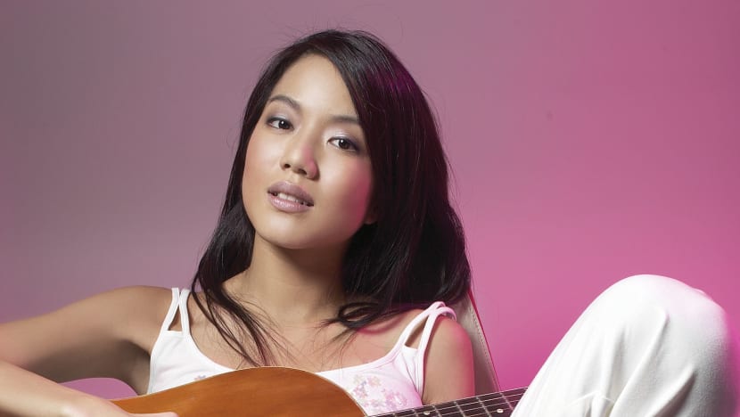 Rui En's first cover story from 2005 - 8days