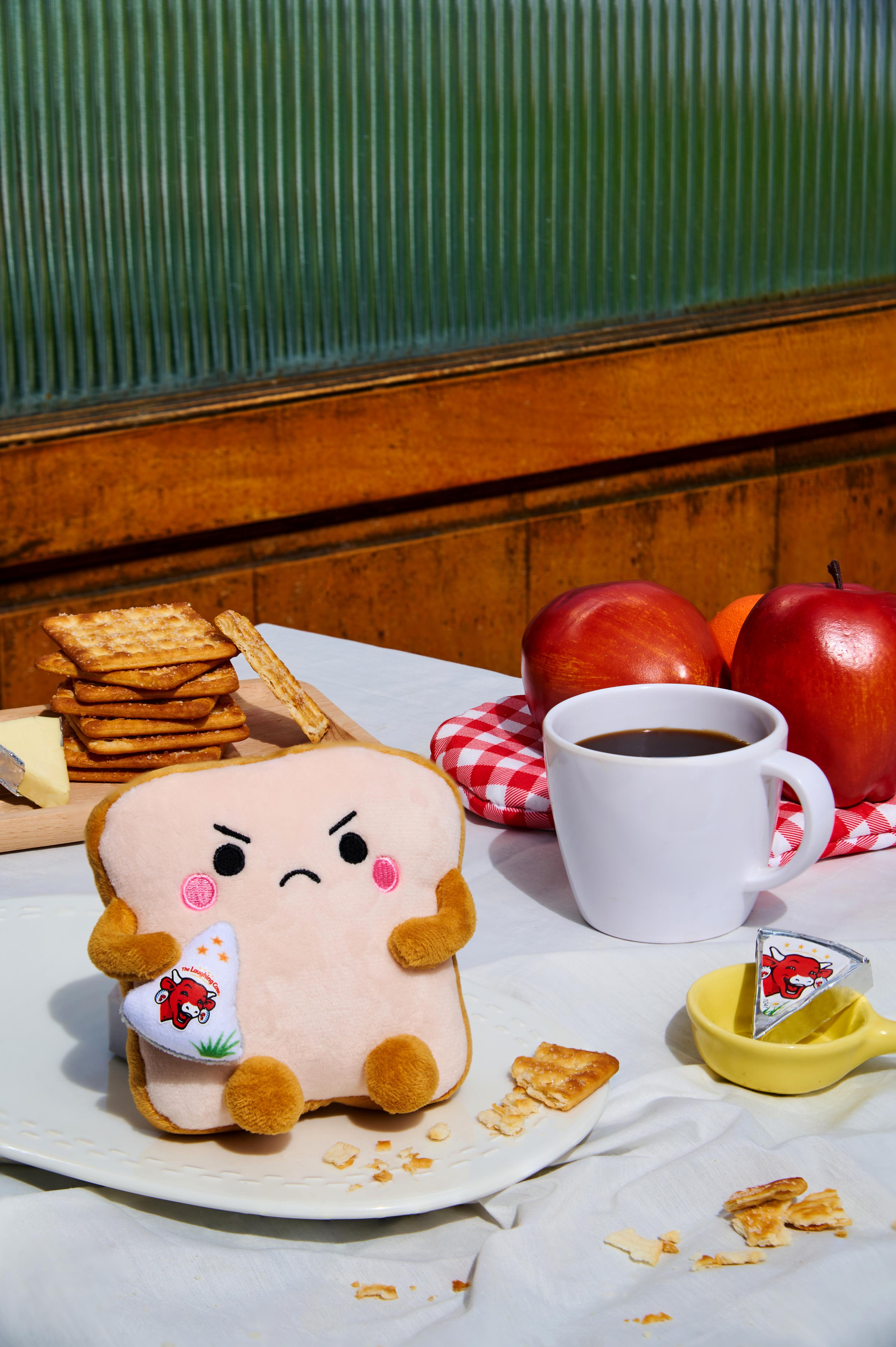 The Laughing Cow推出比萨味面包棒 6款限量盲盒公仔等你收集 - vibes by 8world