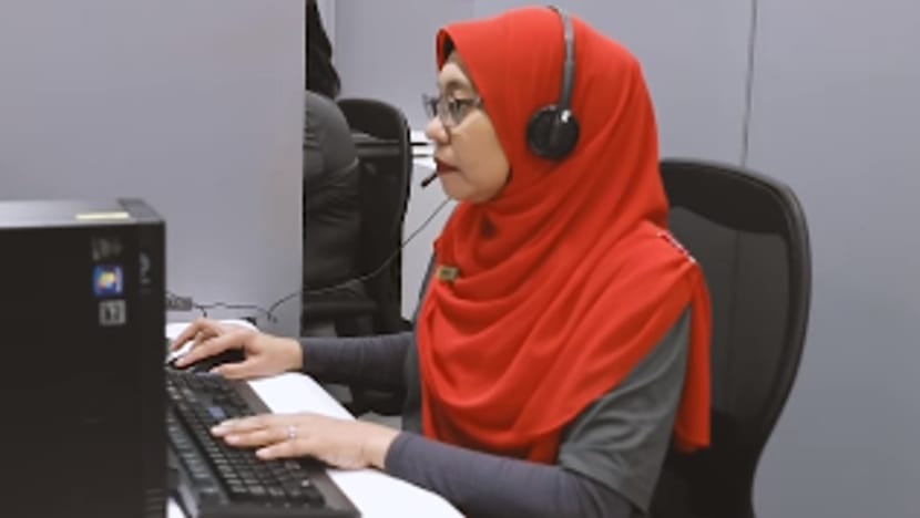 Juruwang DBS Nahariah Mohd Nor dipuji PM Lee; peran contoh pekerja ...