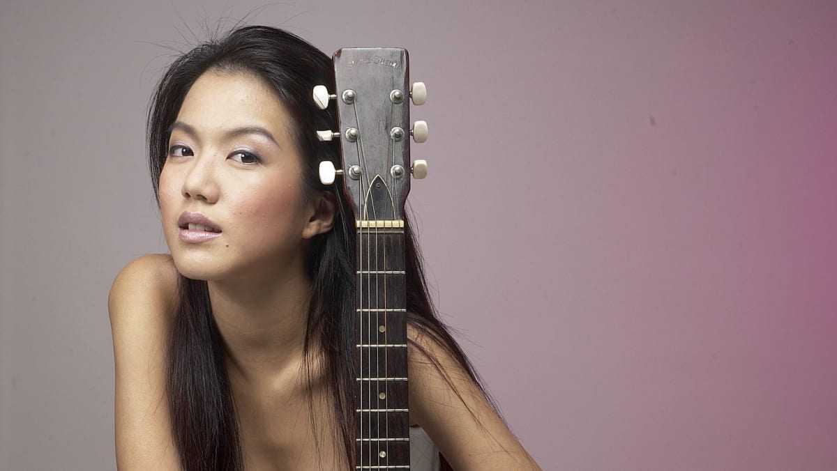 Rui En's first cover story from 2005 - 8days