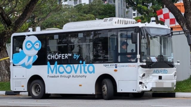 驾驶员操控无人驾驶巴士发生事故 义安理工展开调查 - 8world