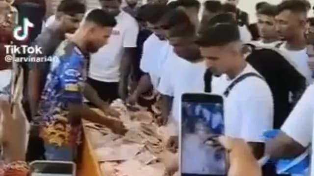 马国槟城疑是老大出殡 遗体撒满陪葬现金引关注 - 8world