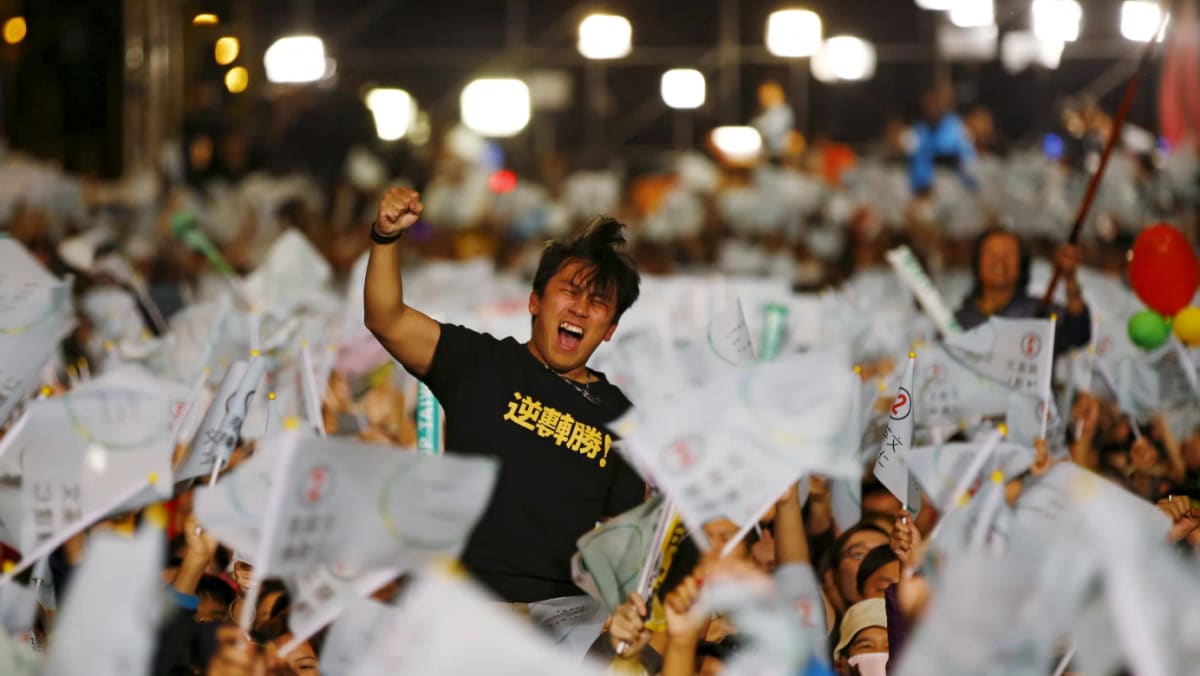 Flag-waving apology by Taiwanese singer looms over presidential polls ...