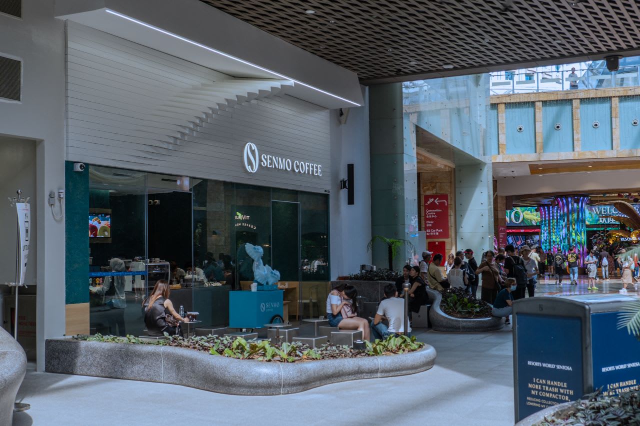 以粉红海豚为吉祥物，SENMO Coffee“游”进圣淘沙名胜世界！ - vibes by 8world