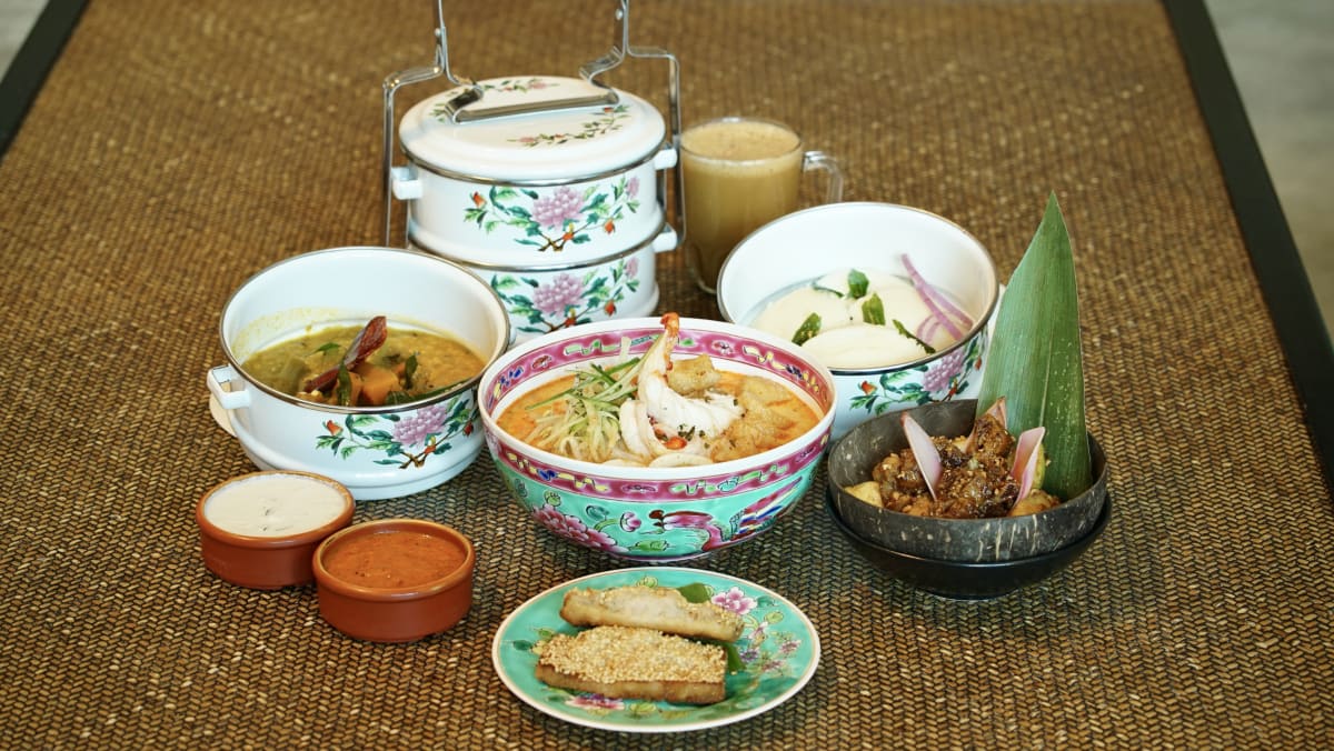 VP Kamala Harris in Singapore: Which street hawker food did she try ...