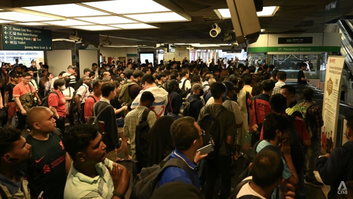 As it happened: MRT East-West line disruption, Wednesday's rush hour ...