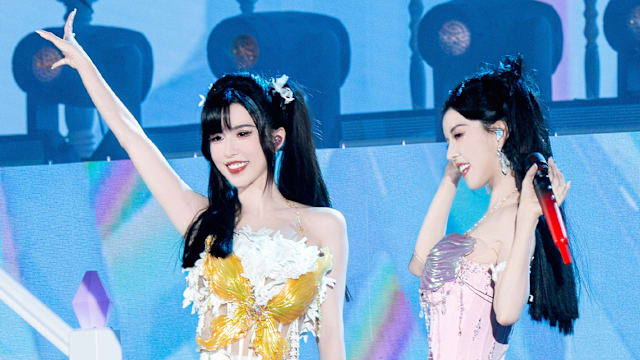 BY2姐姐中耳炎、妹妹腿伤仍坚持唱跳！粉丝心疼：别太敬业了 - vibes by 8world