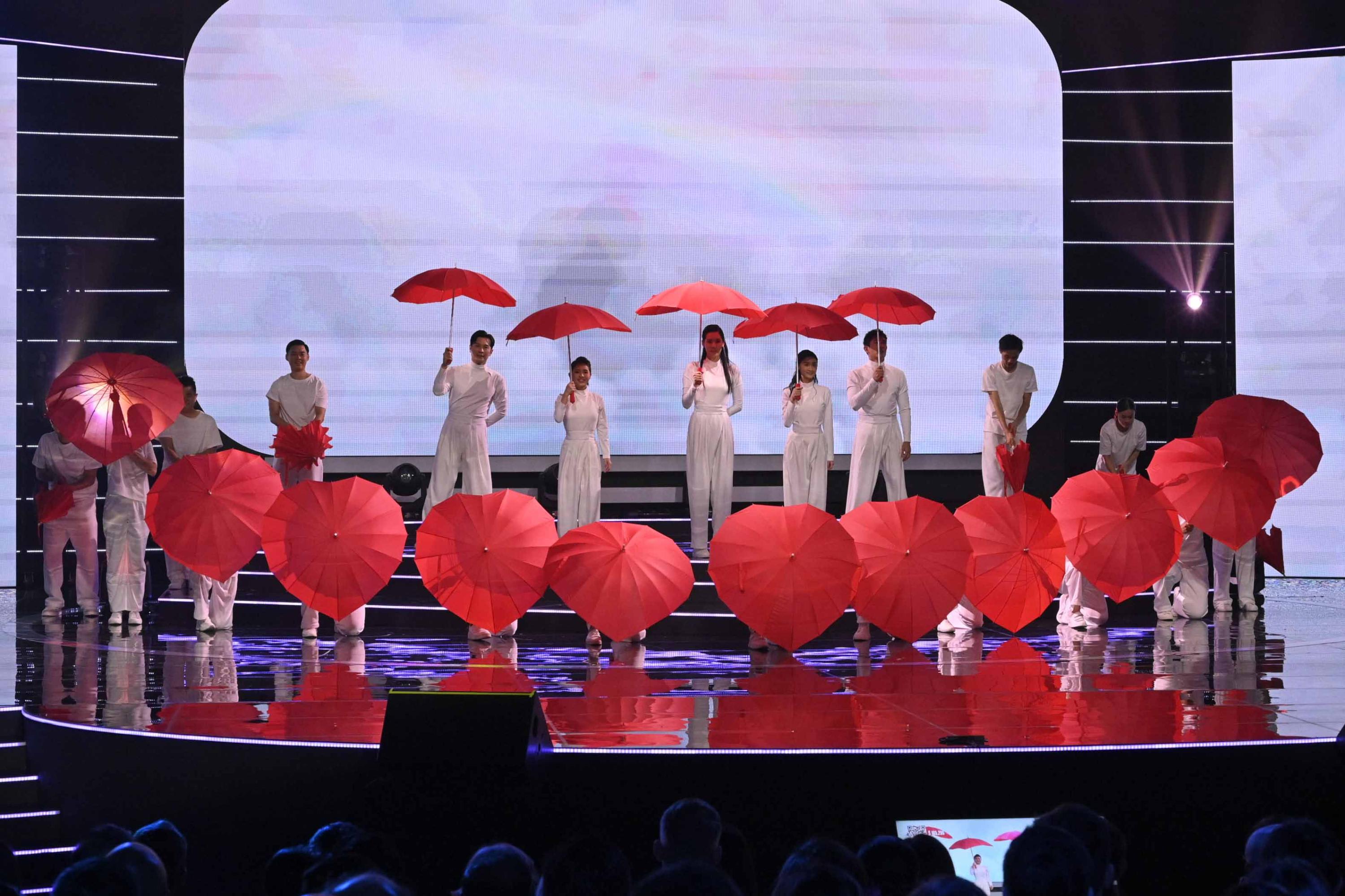 陈雷、钟镇涛等海内外艺人献艺，《心手相连献爱心》筹逾260万新元 - vibes by 8world