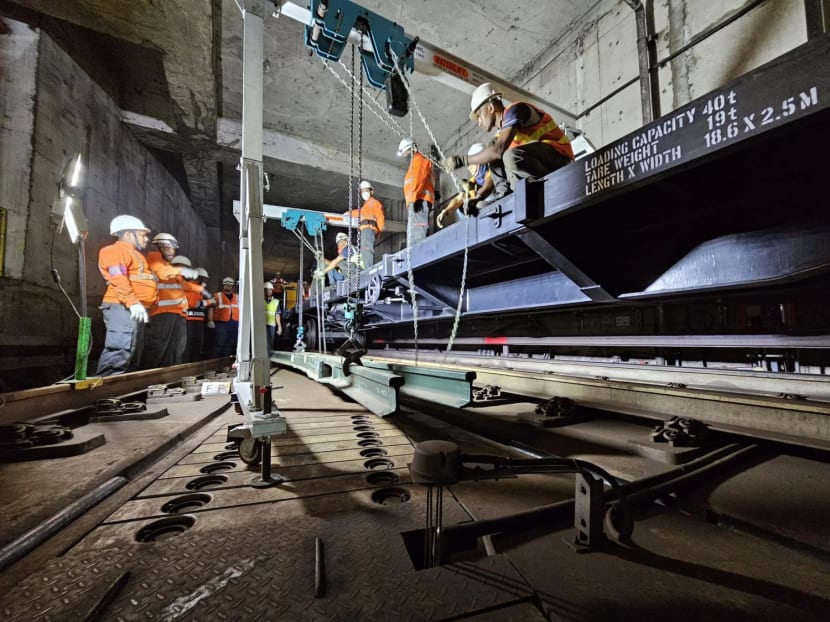 Circle Line delay: Commuters urged to use other MRT routes while crack ...