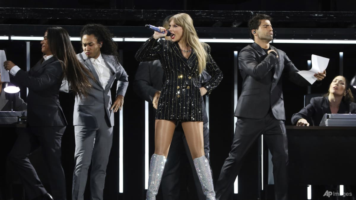 Taylor Swift gives more than S$73 million in bonuses to those working ...