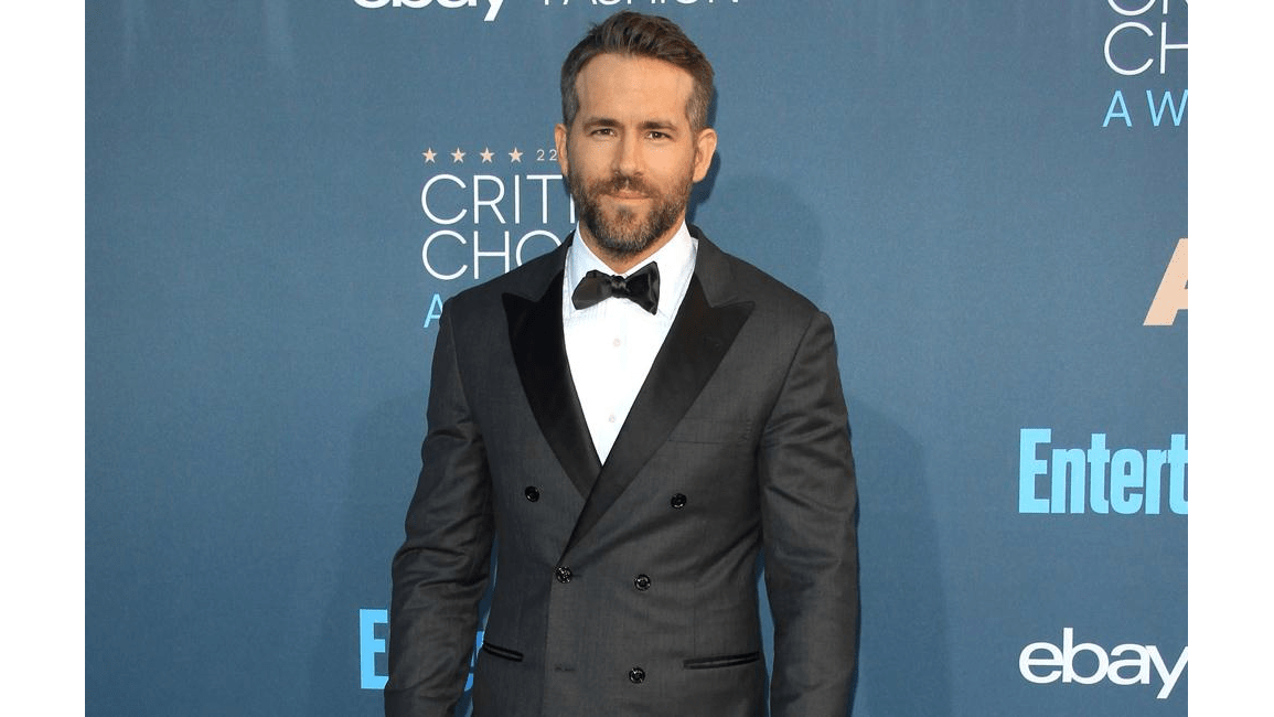 Ryan Reynolds caught in snow blizzard - 8days