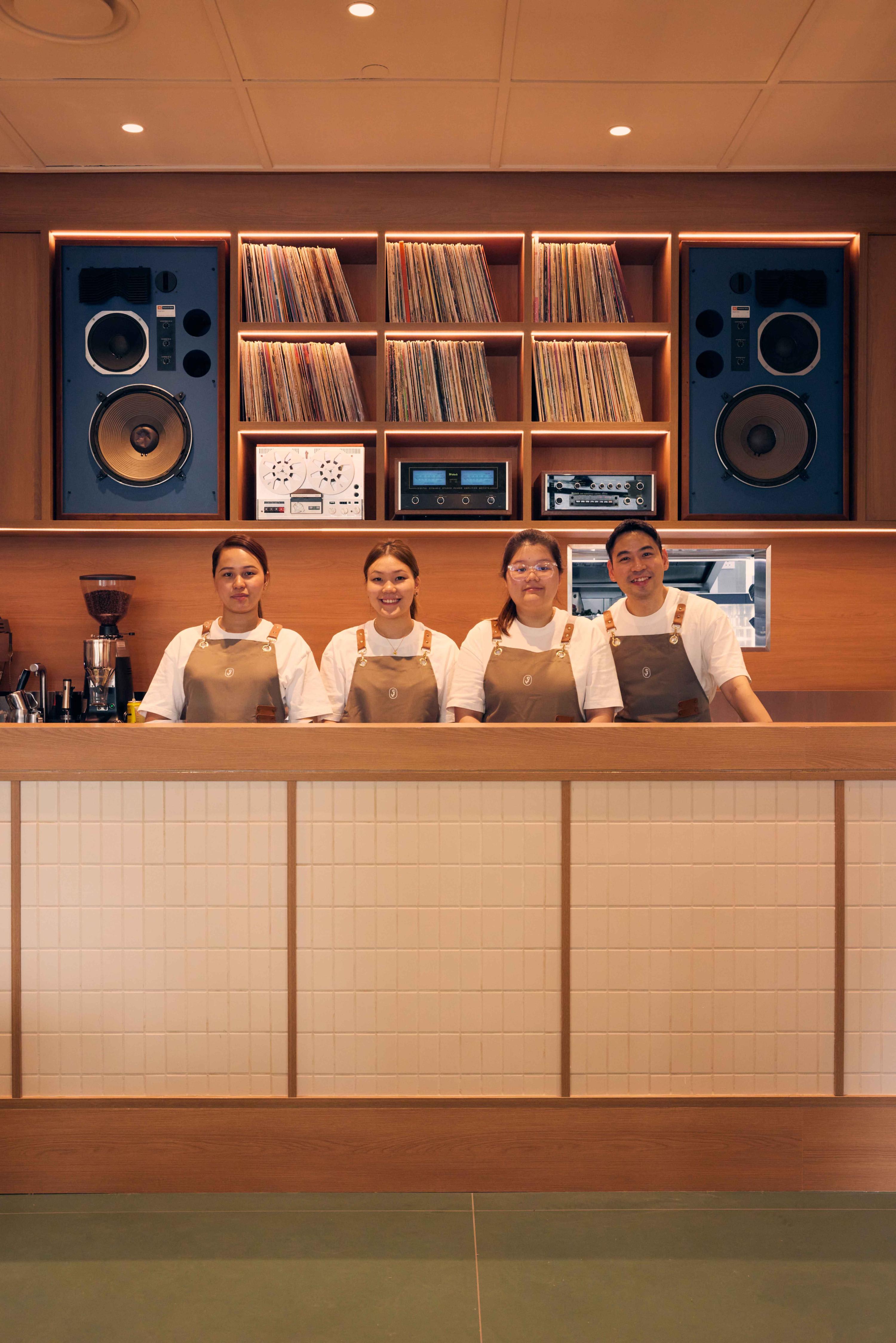 乌节路新据点！Benjamin Barker Recreational Club喝咖啡、淘古着、听黑胶一次搞定 - vibes by 8world