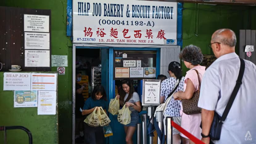 ‘Best Banana Cake In JB’ Sold In Singapore Via Hiap Joo Bakery Vending ...