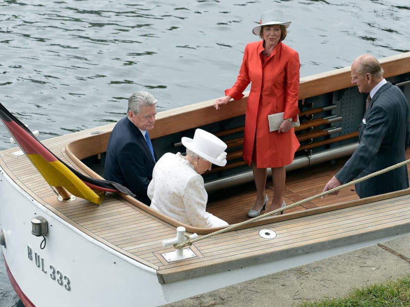 Queen Elizabeth II meets German president, rides Berlin boat - TODAY