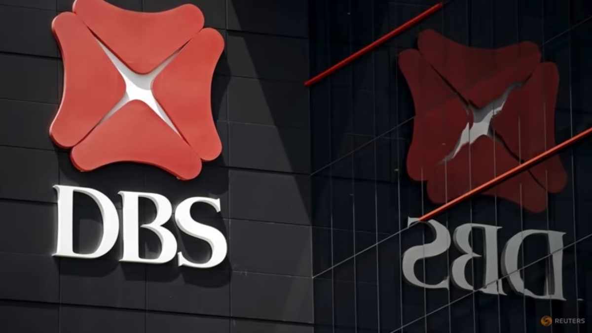 DBS ஊழியர்களுக்கு $1,000 சிறப்பு போனஸ் - Seithi Mediacorp