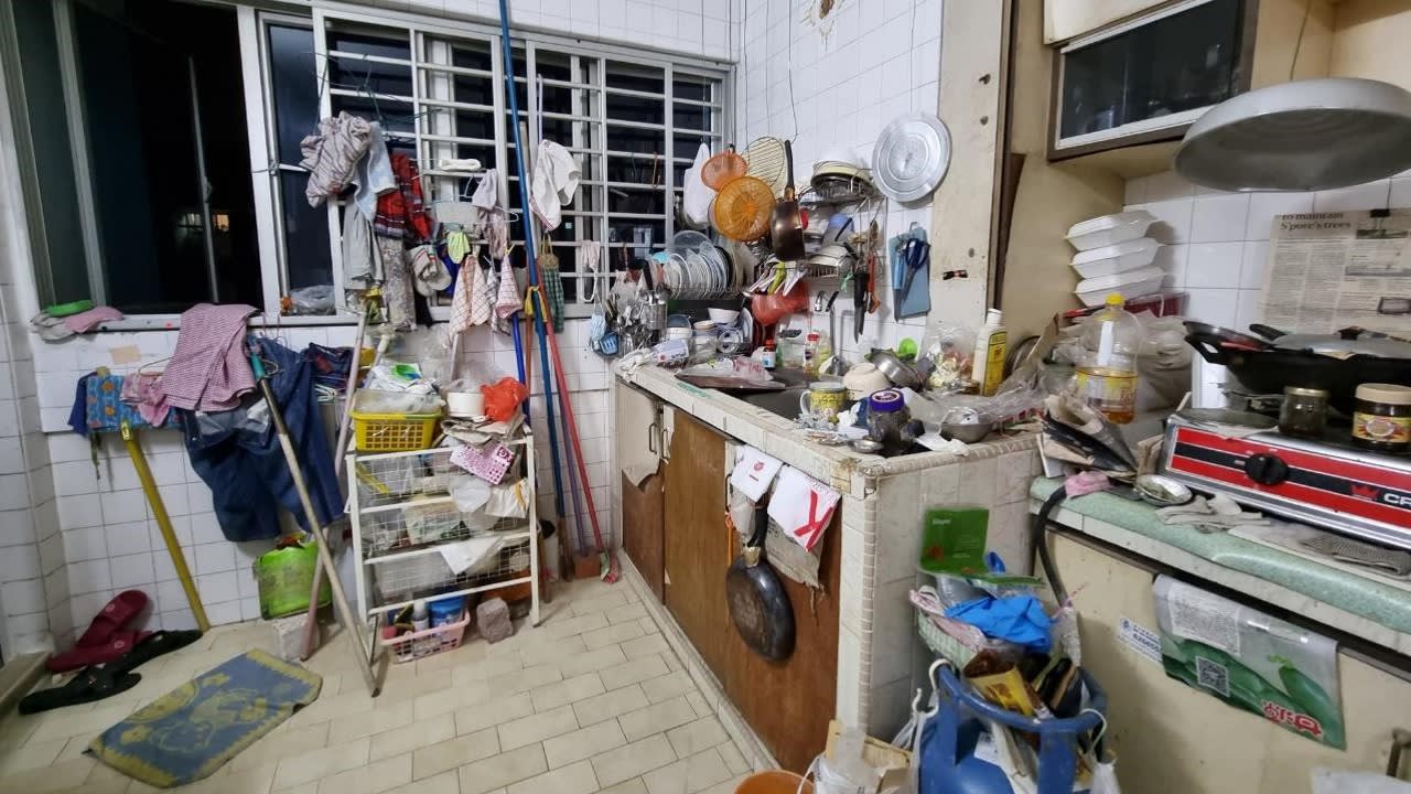 This 4-Room Flat’s Kitchen Is A Danger Zone — Cabinets Are Falling ...