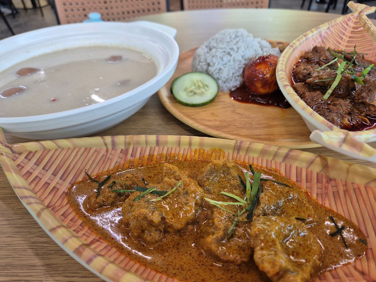 为推广更亲民价的传统料理，24岁年轻人开档卖外婆亲传娘惹美食！ - vibes by 8world