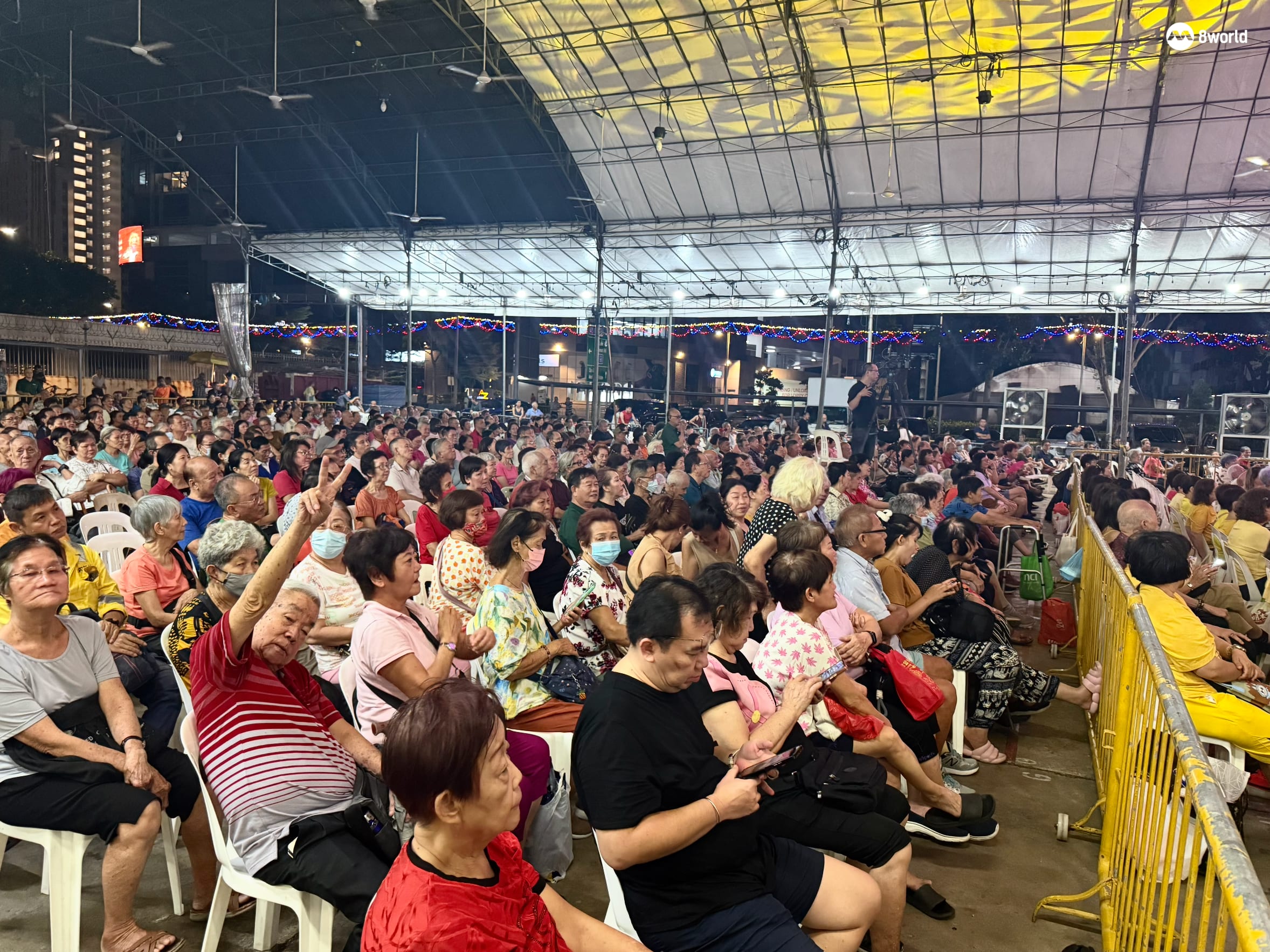 韭菜芭城隍庙连三天开唱 八名保安站岗防霸位冲突 - 8world