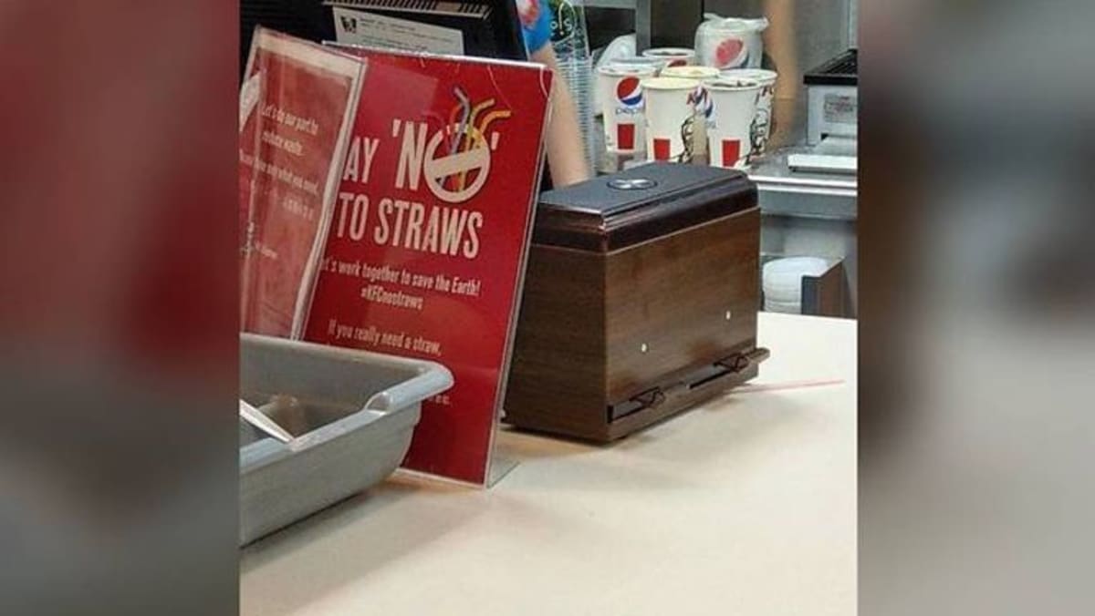 KFC siasat insiden tempat simpan straw diletakkan di atas kaunter ...