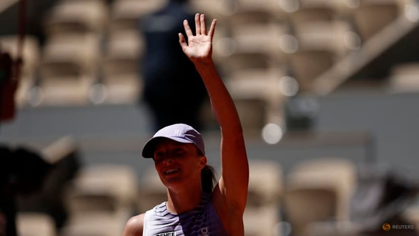 Erratic Swiatek reaches French Open round three - CNA