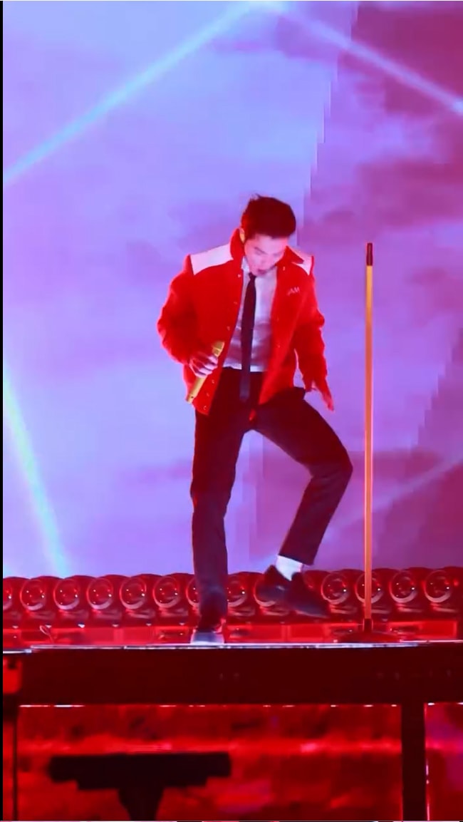 Jam Hsiao Splits Pants On Stage, Reveals Bright Red Undies - 8days