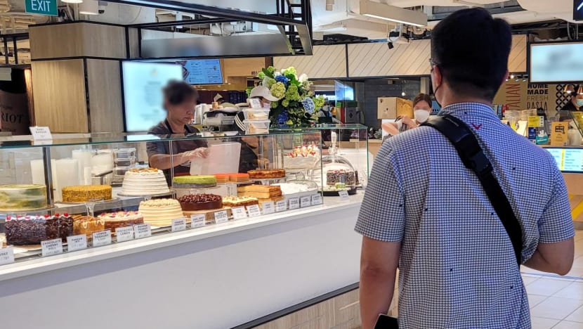 43 food establishments caught flouting mask, spit guard requirements - CNA