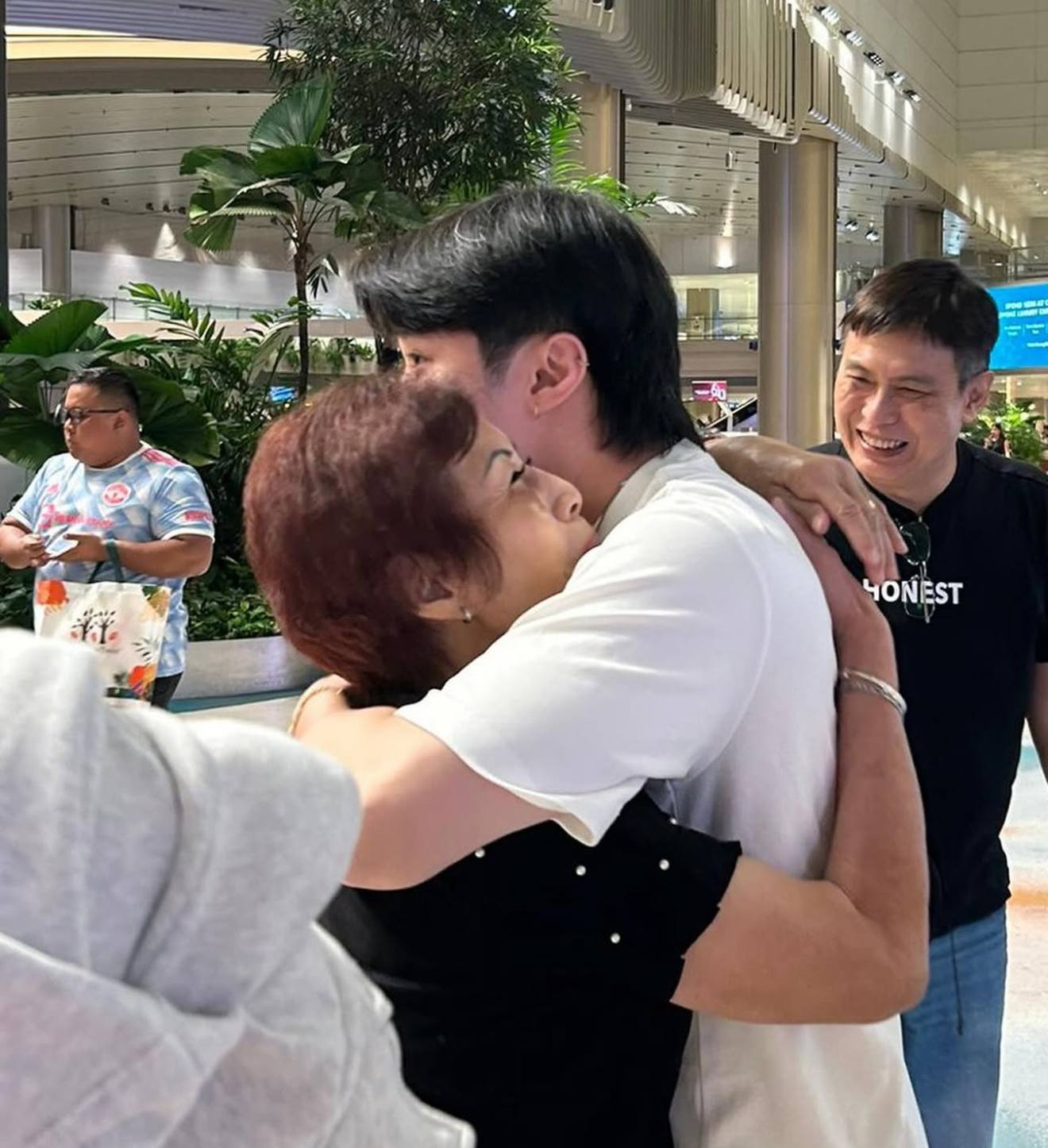 Pan Lingling Sends Son Off To Chicago To Pursue Master's Degree; Was Worried About His Safety In ...