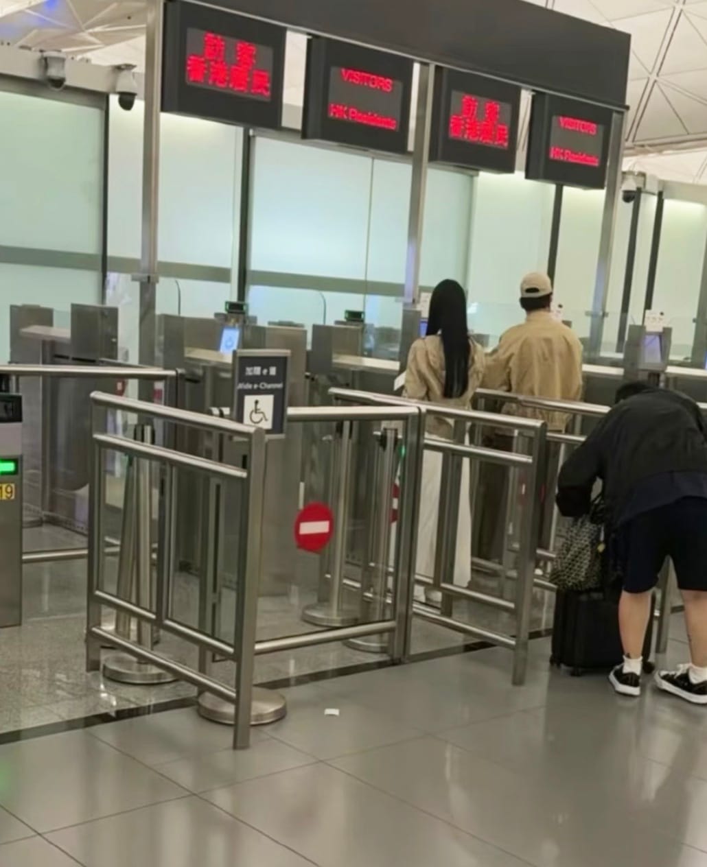 People Are Looking At JJ Lin In A Different Light After This Airport ...