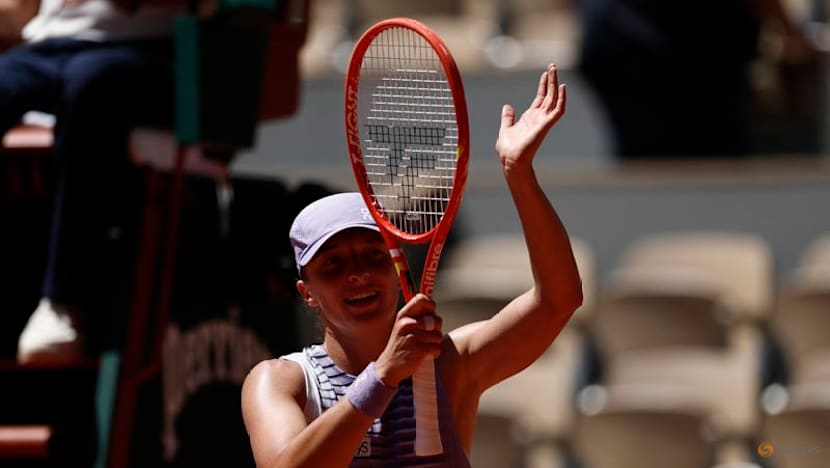 Erratic Swiatek reaches French Open round three - CNA