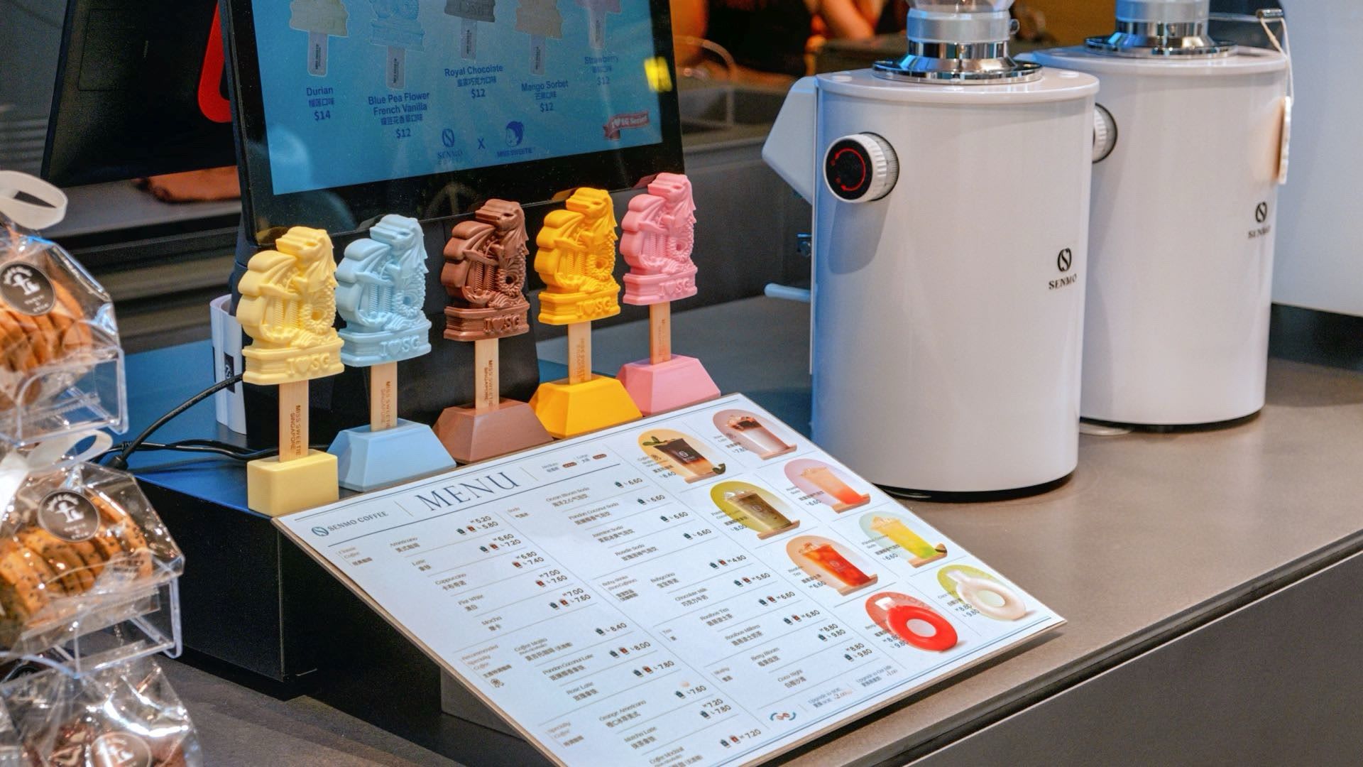 以粉红海豚为吉祥物，SENMO Coffee“游”进圣淘沙名胜世界！ - vibes by 8world