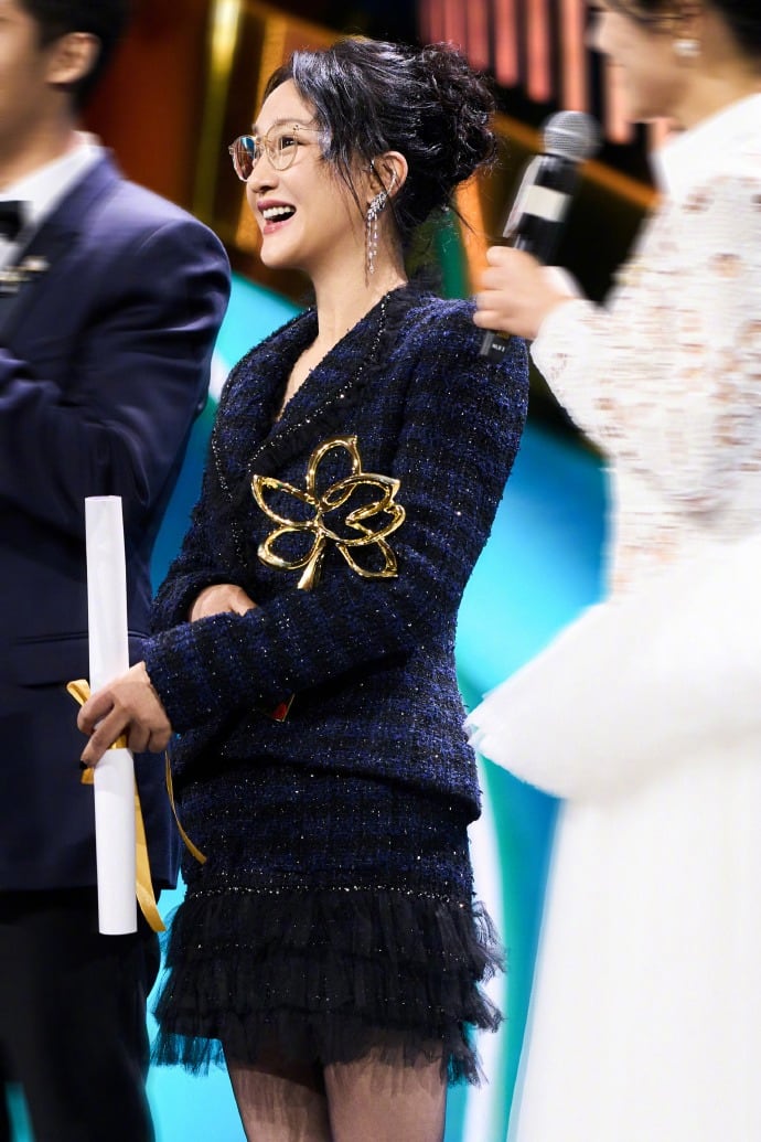 Zhou Xun, 49, Mocked For Wearing Reading Glasses On Stage To Receive ...