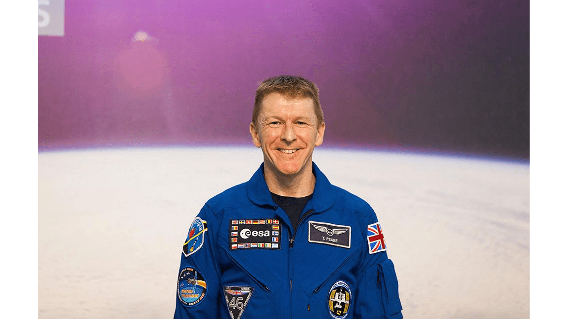 Tim Peake gifted Queen Elizabeth his Union Flag - 8days
