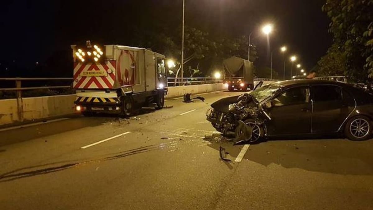 Pemandu kereta cedera selepas rempuh lori sapu jalan di Jejambat Farrer - BERITA Mediacorp