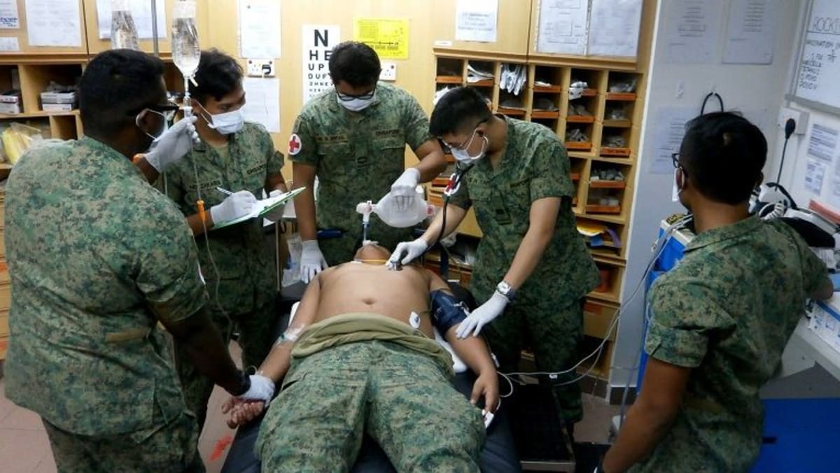 Kakitangan perubatan SAF dikerah bertugas di ambulans SCDF September ...