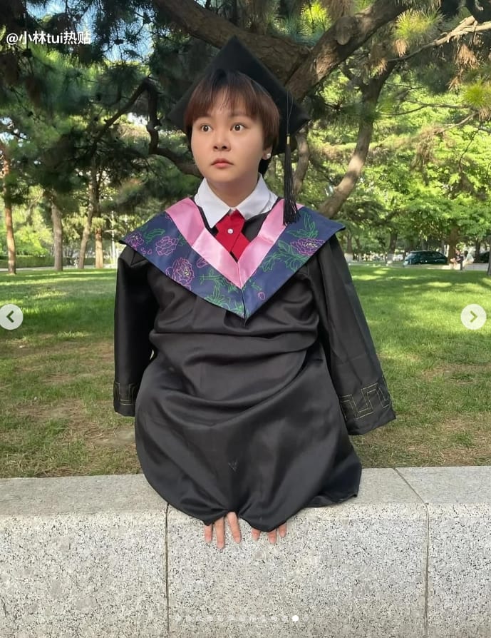 Chinese Uni Grads Take Unhinged Graduation Photos, Recreating Iconic ...