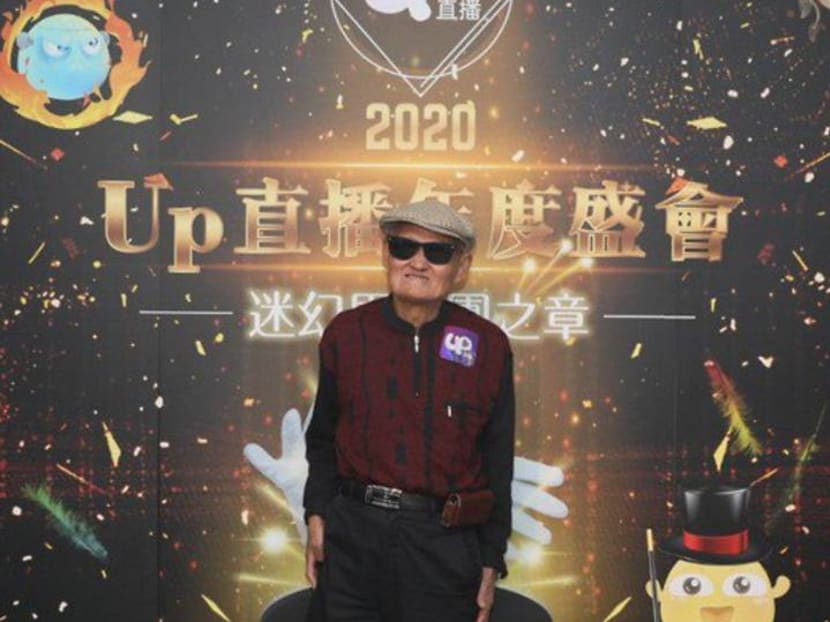 Blind Taiwanese Singer Lee Ping-Huei, 71, Earns S$474 A Month Busking ...