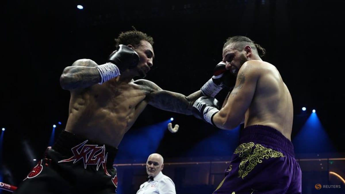 Fight drawn after British light-heavyweights fall out of the ring - CNA