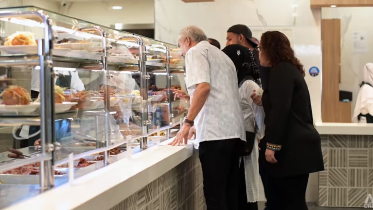 Pelanggan sambut baik label harga berwarna di gerai nasi padang, tapi ...