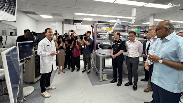 美国情侣飞机上结婚 走道封锁乘客无法上厕所 - 8world