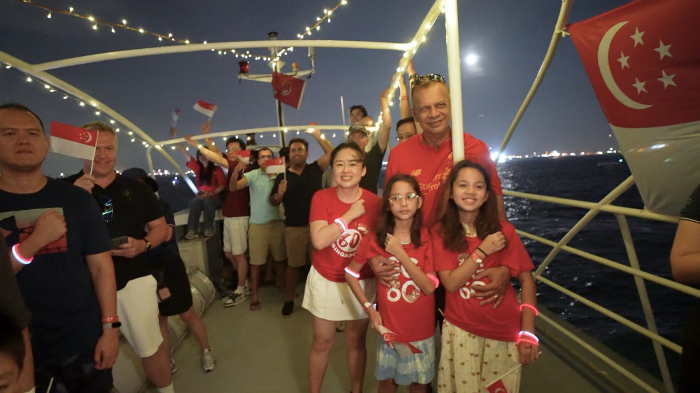 新加坡60艘休闲船聚集滨海湾 同庆国庆60周年 - 8world