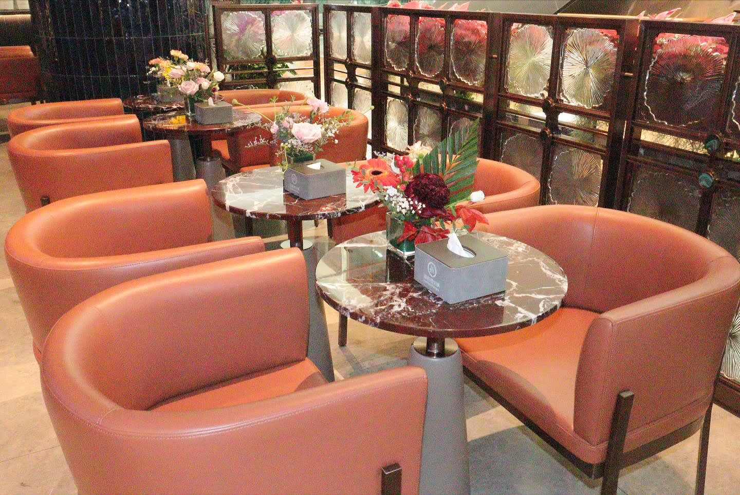 火锅体验再升级！滨海湾金沙海底捞黑金店焕新登场 - vibes by 8world